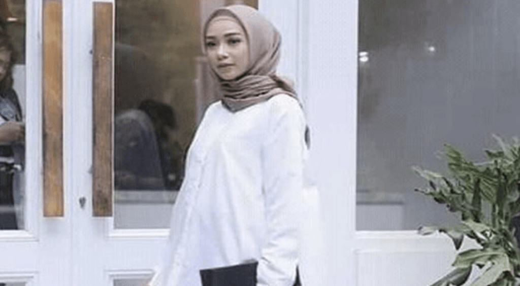 √ Baju Putih Celana Hitam Cocok dengan Jilbab Warna Apa? – Harga Biaya